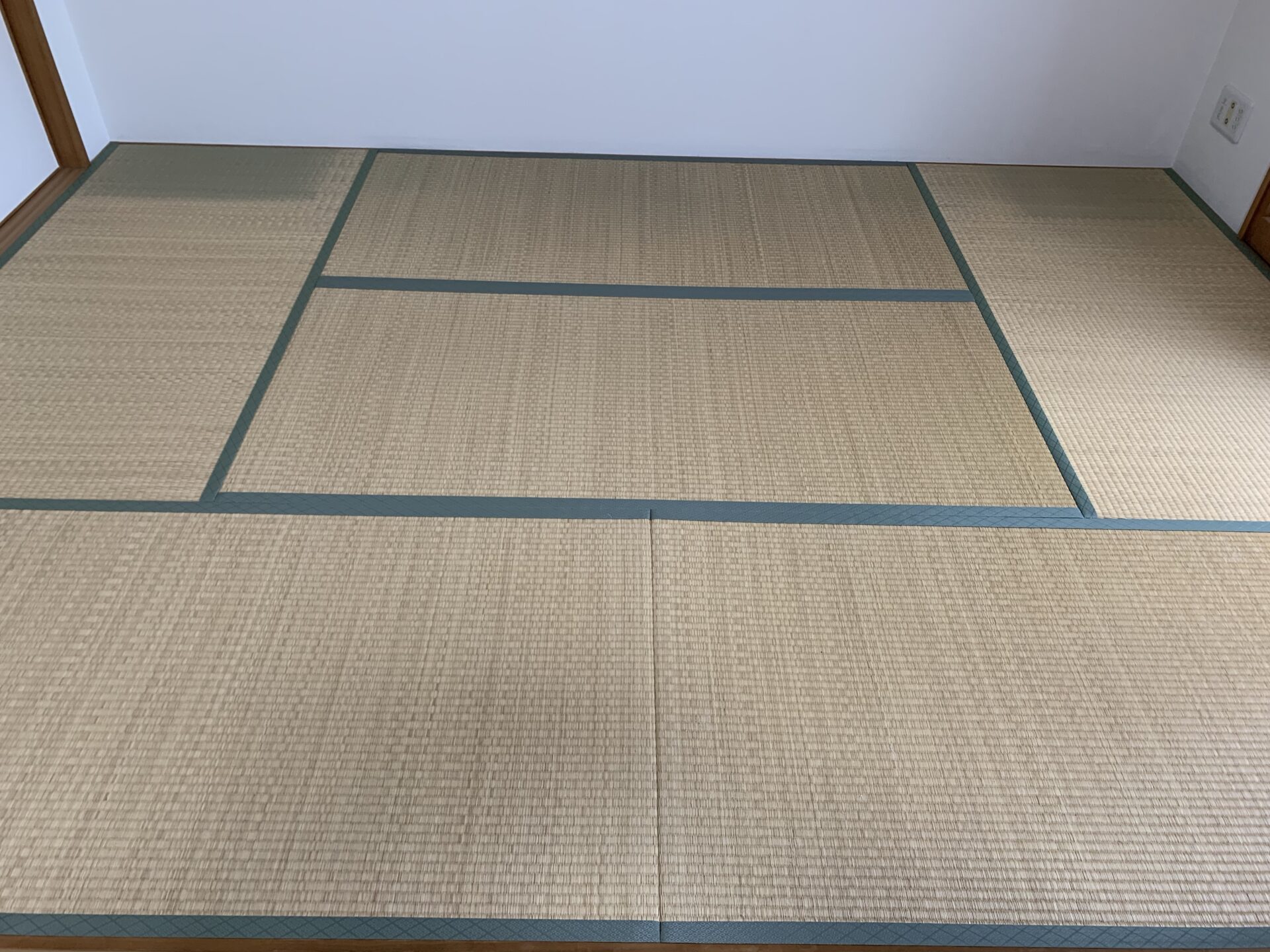 樹脂の畳表、セキスイMIGUSA 引目グレー。お子様の遊びスペースにおすすめです。 | たたみの河田スタッフブログ